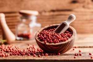 Pimenta-rosa: saiba como usar essa especiaria nas suas receitas